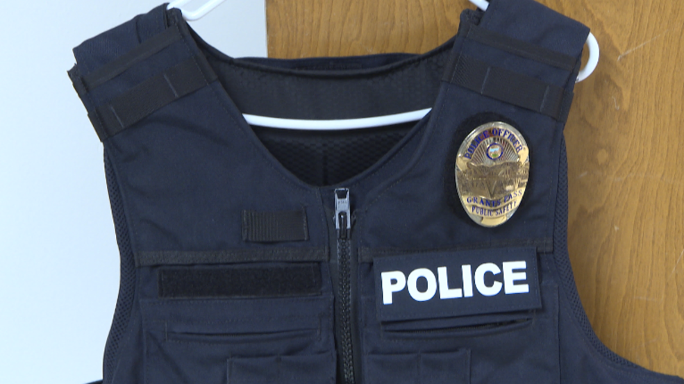 New external vests to improve working conditions for Grants Pass police ...
